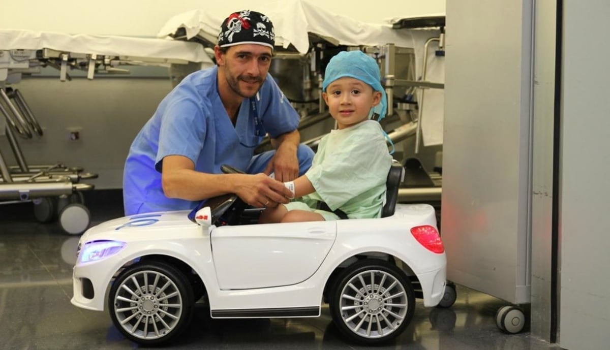 Autitos a control remoto reemplazan camillas en el Hospital Elizalde